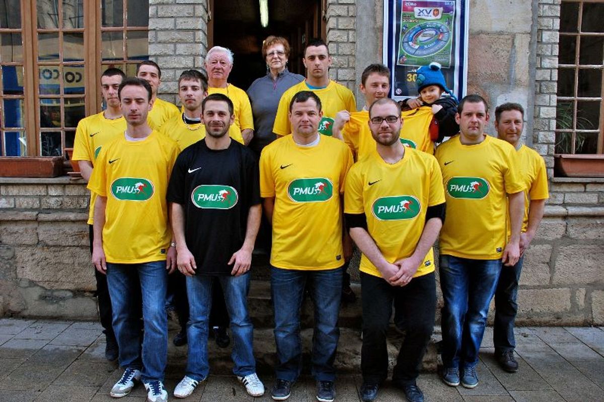Nouveaux maillots pour le foot varzycois - Le Journal du Centre