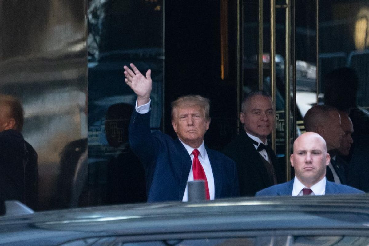 Donald Trump juge "surréaliste" de comparaître devant le tribunal pénal ...