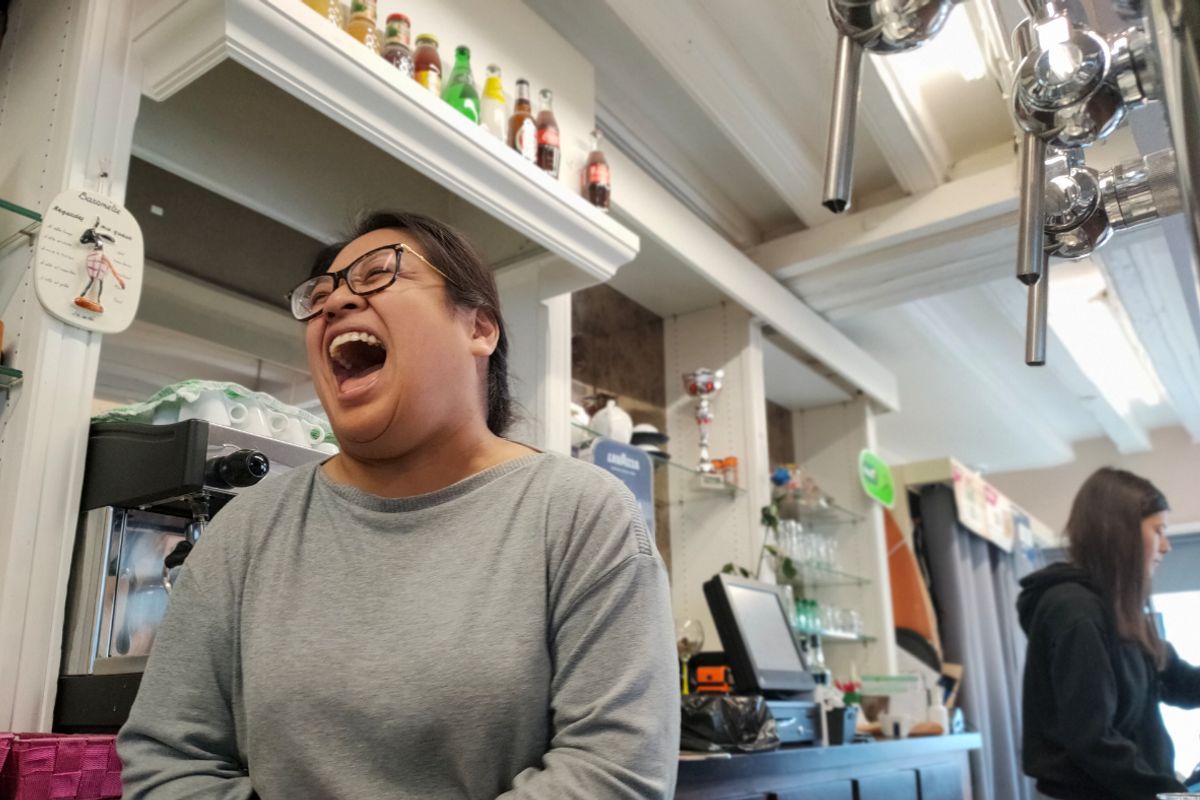 Si vous n'avez jamais vu une patronne de bistrot se poiler, c'est au ...