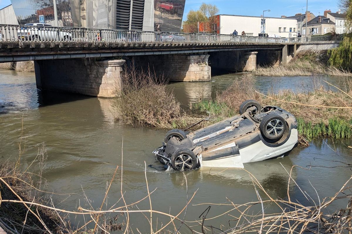 Une voiture finit sa course dans l'eau à Montargis - La République du Centre