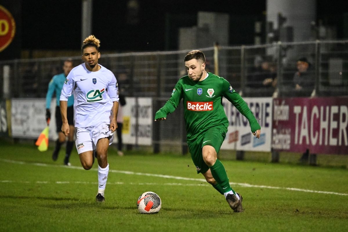 National 3. James Duarte, attaquant de Cosne, avant la réception de ...