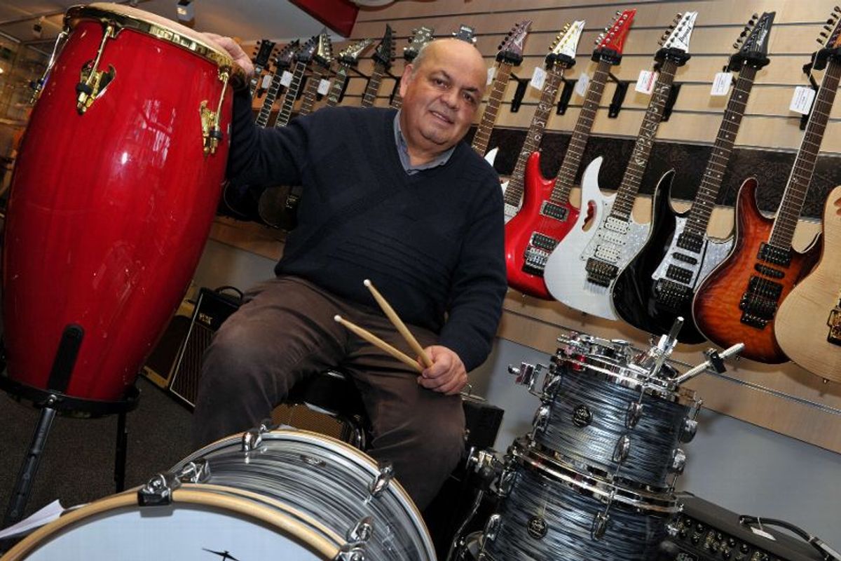 Chanteur de bal et musicien, Félix chante dans les bals depuis plus de ...