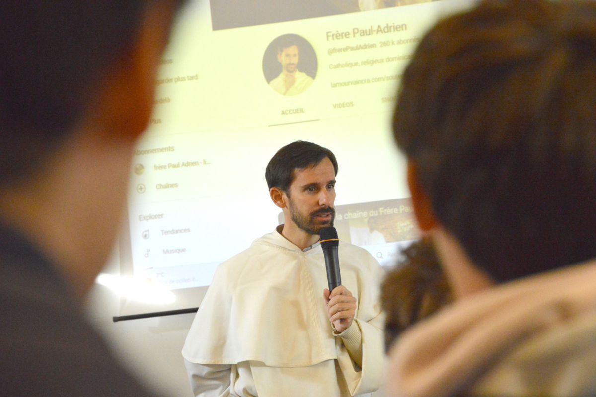 Qui est frère Paul-Adrien d'Hardemare, moine youtubeur à la rencontre des jeunes catholiques, à ...