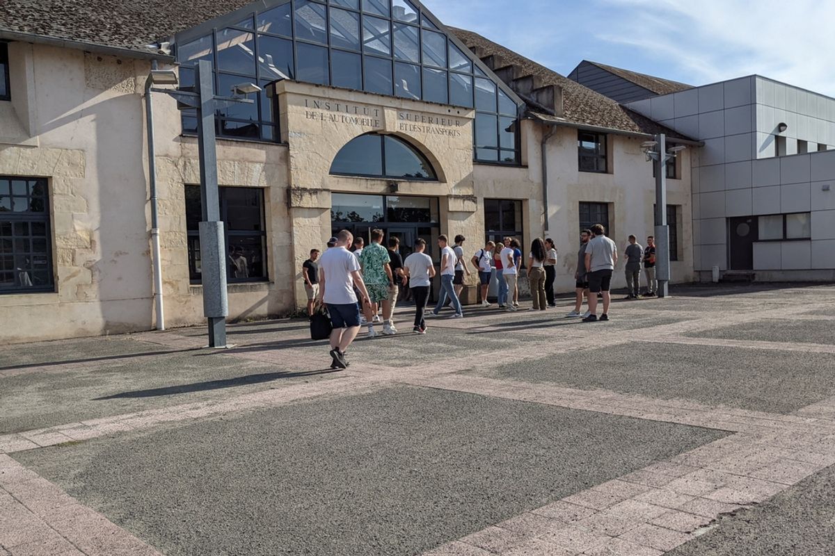 Des étudiants et un enseignant à l’Isat à Nevers travaillent sur un ...