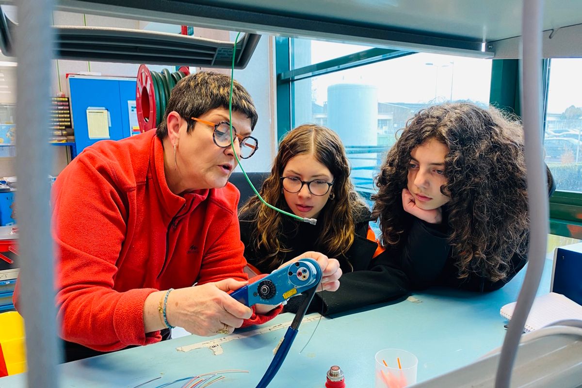 Féminiser les métiers de l'industrie : six collégiennes de Saint ...