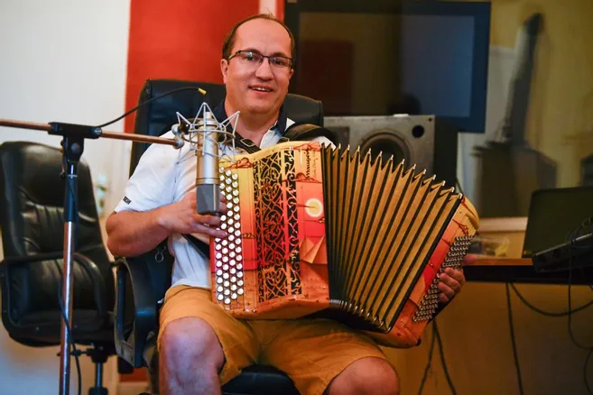 L'accordéoniste domératois Sébastien Perrin, star des bals musette ...