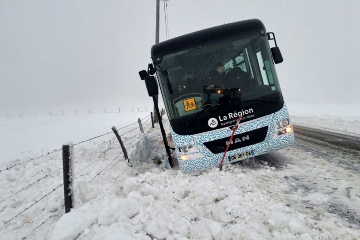 Un bus scolaire transportant 30 collégiens fait une sortie de route ...