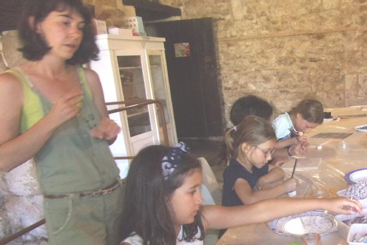 Au musée Émile-Chenon de Châteaumeillant, des enfants réalisent une ...