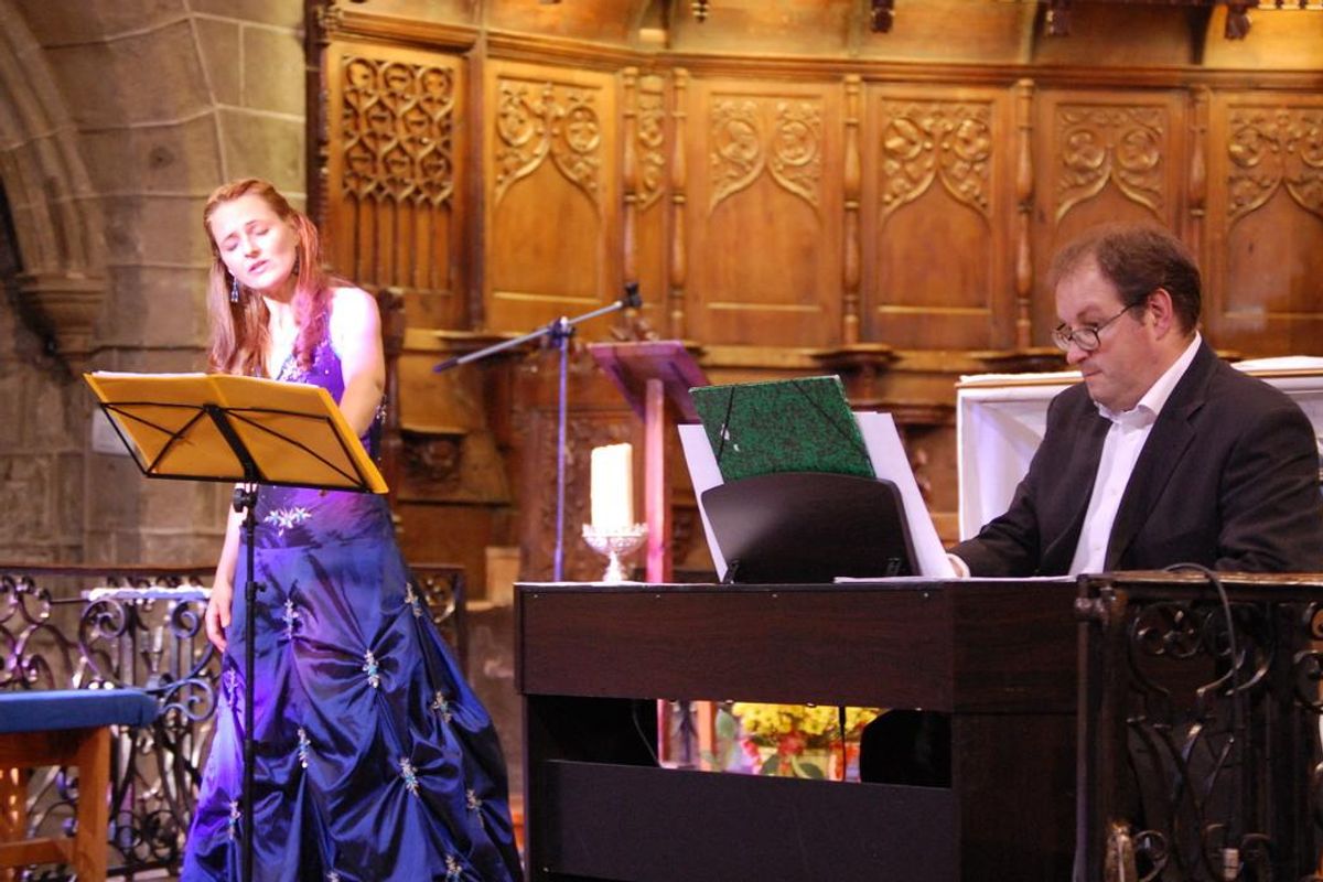 La soprano Anda Peleka-Martin accompagnée au piano par Gareth Leyshon à ...