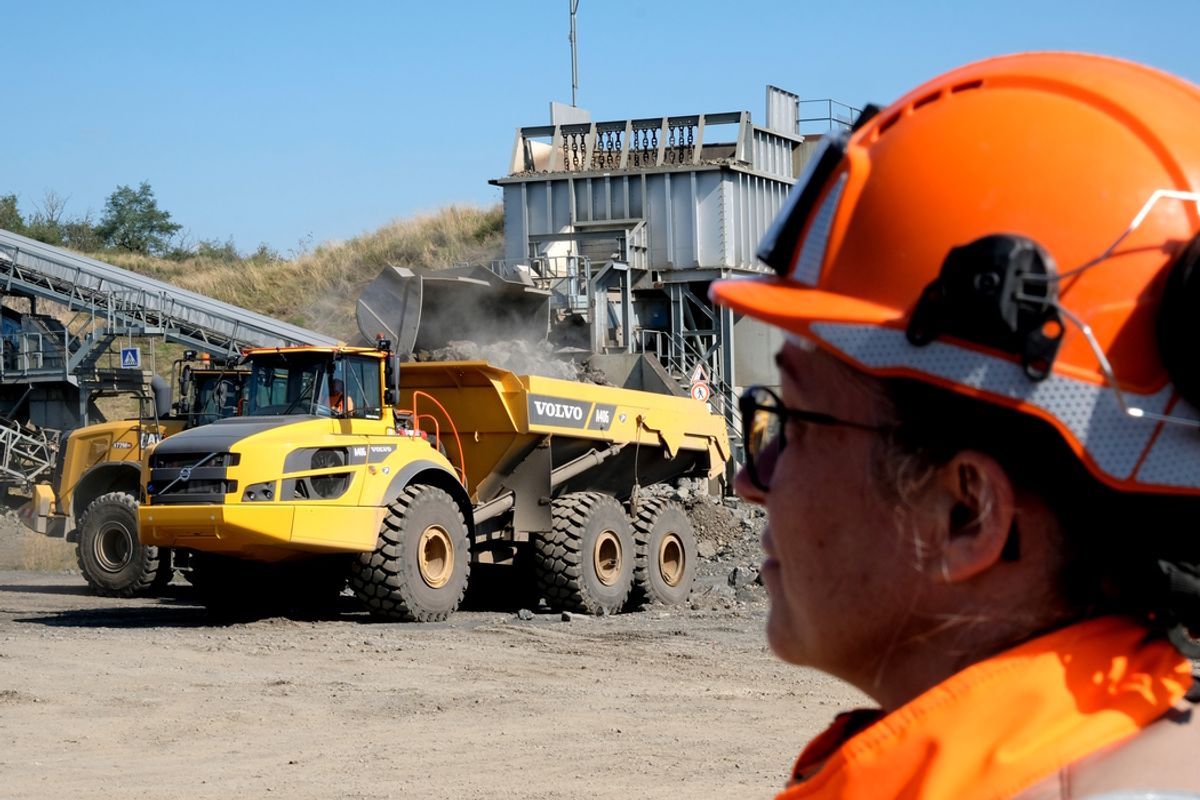 Avec 400.000 tonnes de basalte extraites chaque année, la carrière de ...