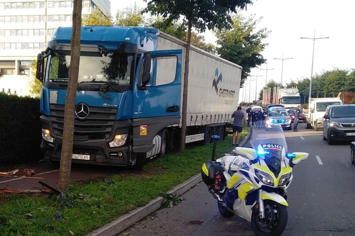 Un poids lourd finit sa course sur le trottoir à Limoges - Le Populaire du Centre