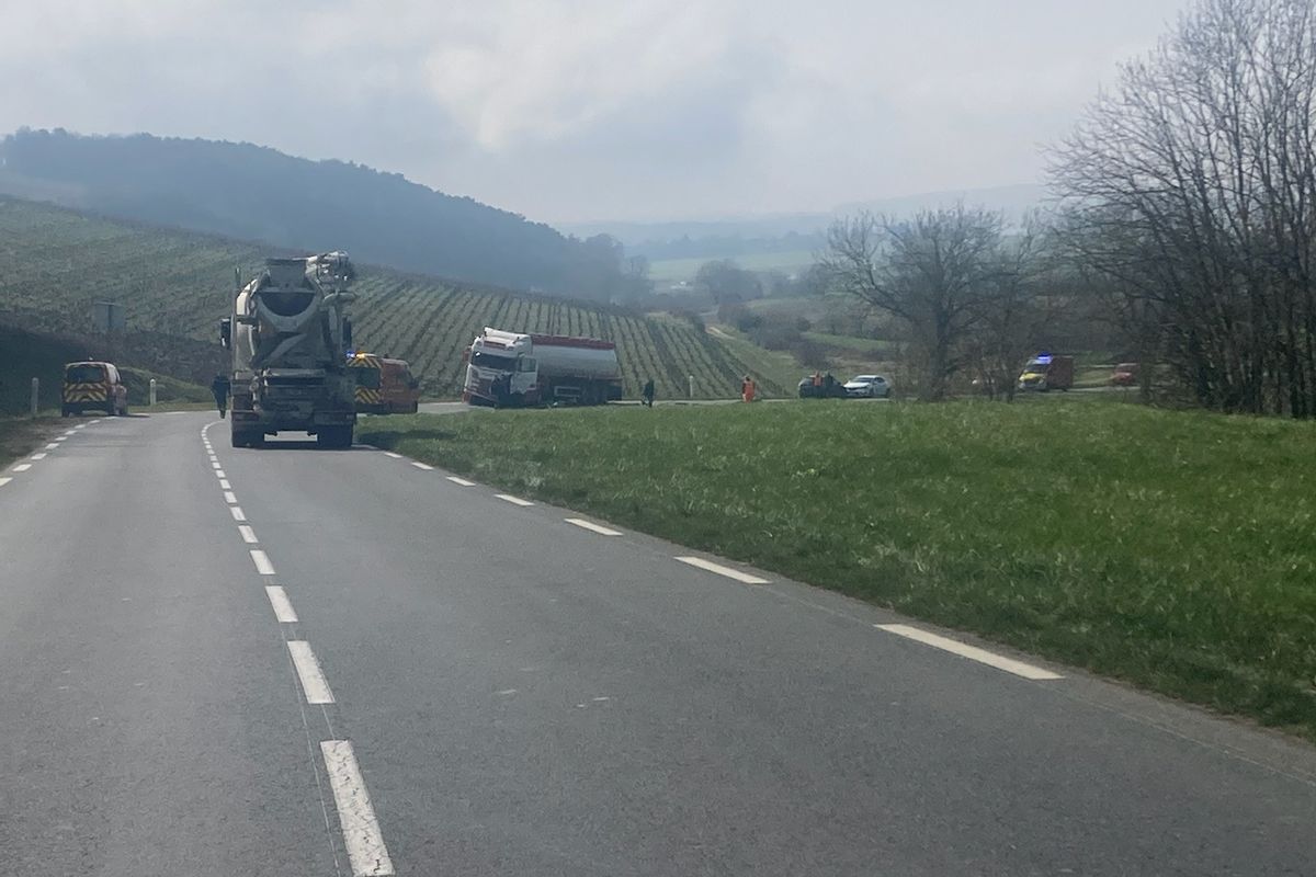 Collision entre un camion et une voiture : un blessé grave et la circulation coupée sur la route ...