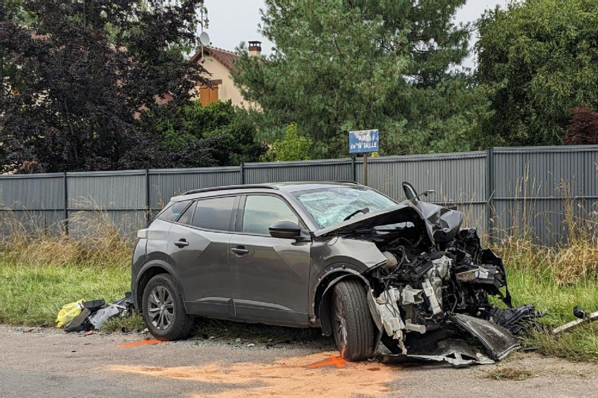 Collision entre une voiture et un bus scolaire, à la Guerche-sur-l'Aubois - Le Berry Républicain