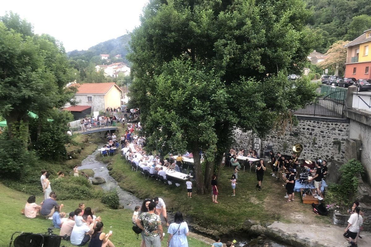 SAYAT. Comme un air de vacances dans le bourg - La Montagne