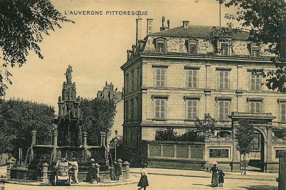 Un premier bâtiment sur le cours Sablon - La Montagne