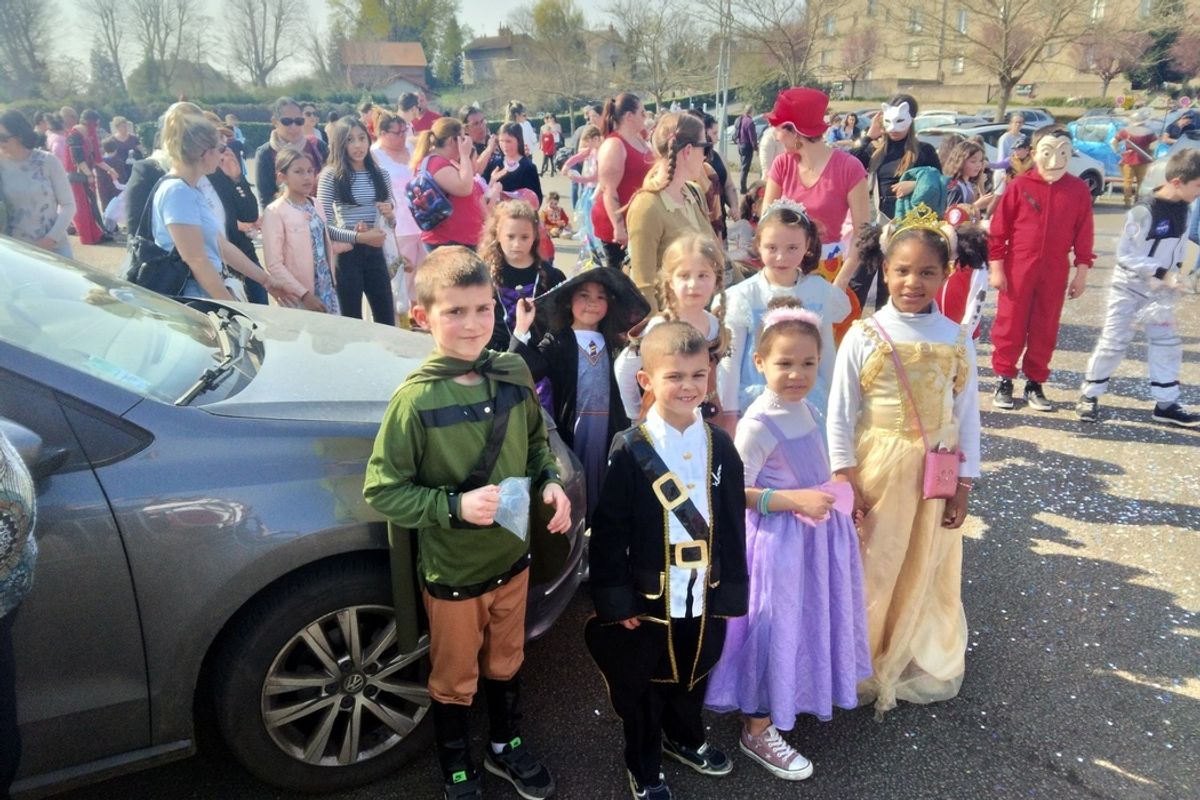 IMPHY. Une belle parade costumée - Le Journal du Centre