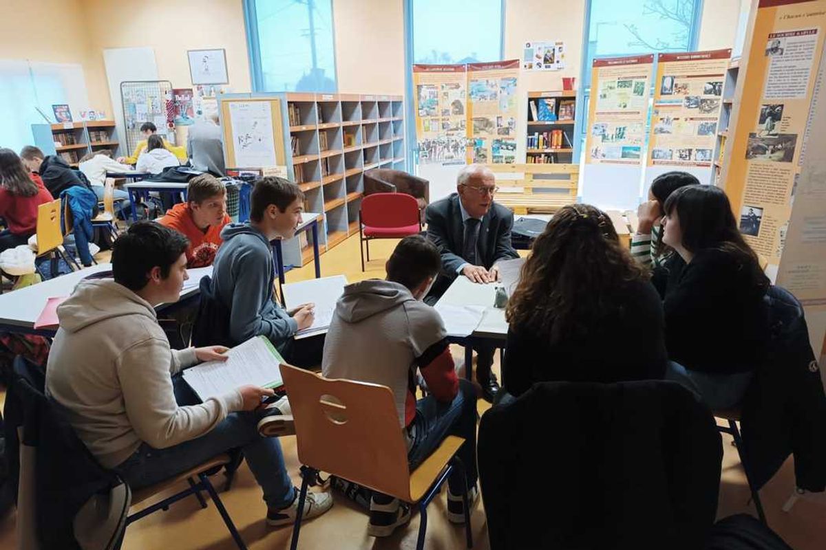 La Fnaca s’est exposée au collège - Le Journal du Centre
