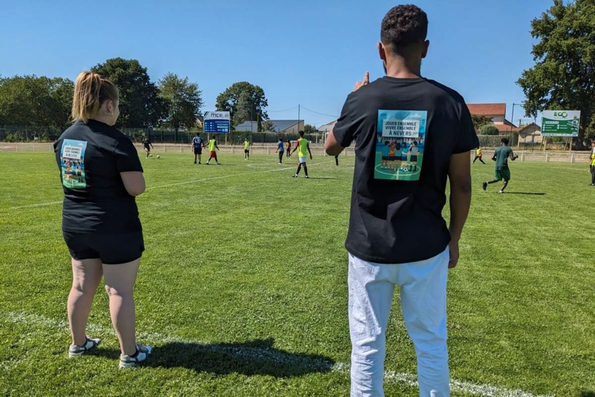Sur les terrains de foot du stade des Senets, à Nevers, on apprend le ...