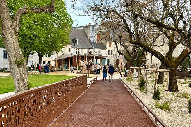 La place Cujas et la rue du Commerce de Bourges finissent de se ...