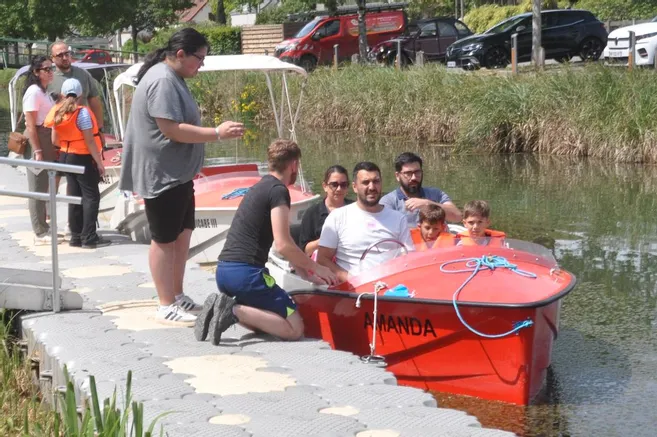 Deux jeunes en service civique expliquent comment naviguer en toute ...