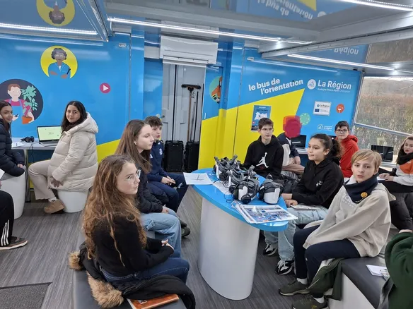 Le Bus de l’orientation fait escale au collège - La Montagne