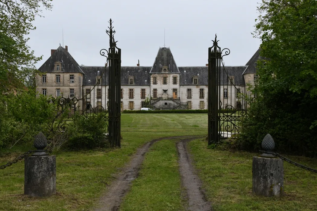 Ils collectionnent les châteaux en France : l'étonnante histoire de la ...