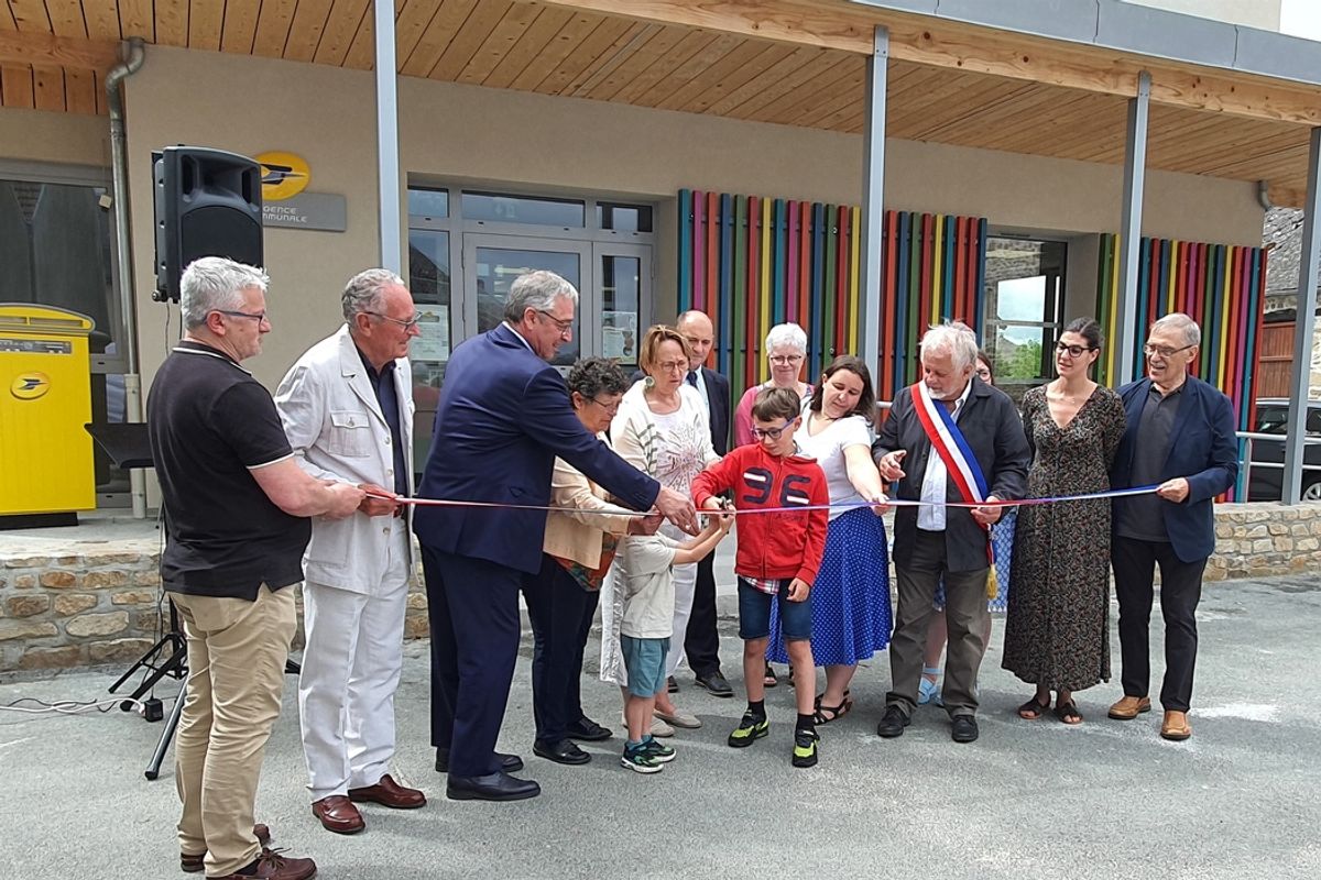 AJAIN. À la fois agence postale et bibliothèque - La Montagne
