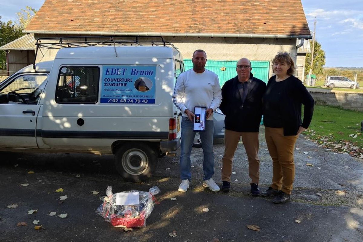 OUROUER LES BOURDELINS. Une médaille remis à Mickaël Simon pour ses ...