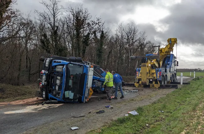 Un camion d'Enedis se couche sur une route du Cher : deux blessés ...