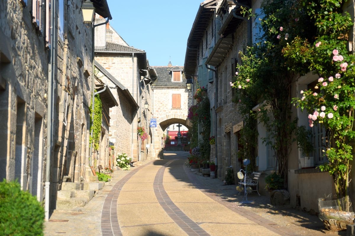 Dans le Cantal, la commune de Marcolès labellisée « Plus beau village ...