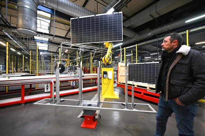 Créawatt, entreprise du Loiret qui assemble des panneaux solaires, est ...