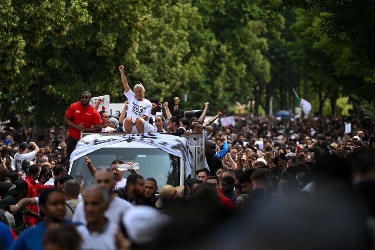 La mère de Nahel appelle à un rassemblement après la libération du ...