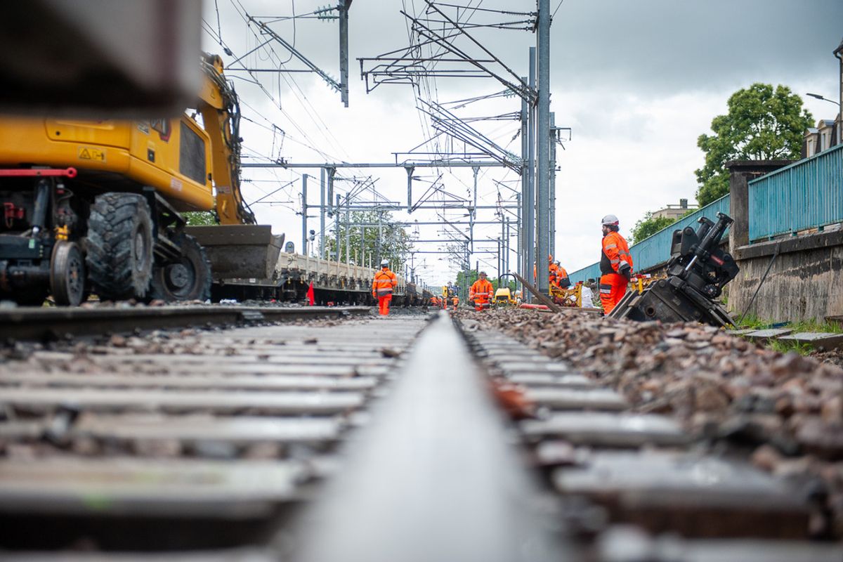 Ligne Paris-Nevers-Clermont : SNCF réseau mène des opérations "coups de poing" pour moderniser ...