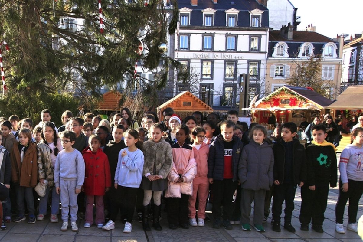 Sous le soleil d'hiver, des chants d'enfants résonnent au cœur de ...