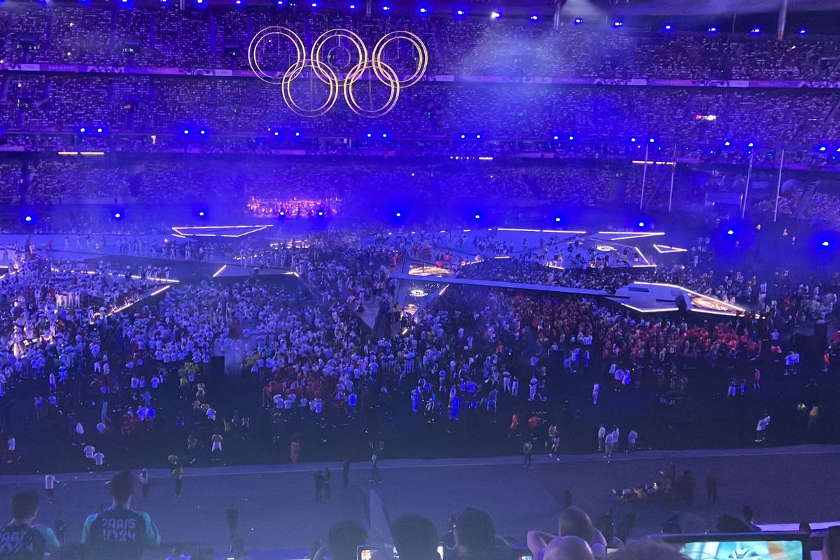 JO Paris 2024 : les anneaux olympiques érigés, un piano funambule ...