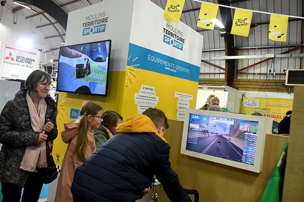 Le stand de Moulins et de l'agglo aux couleurs du Tour de France sur la ...