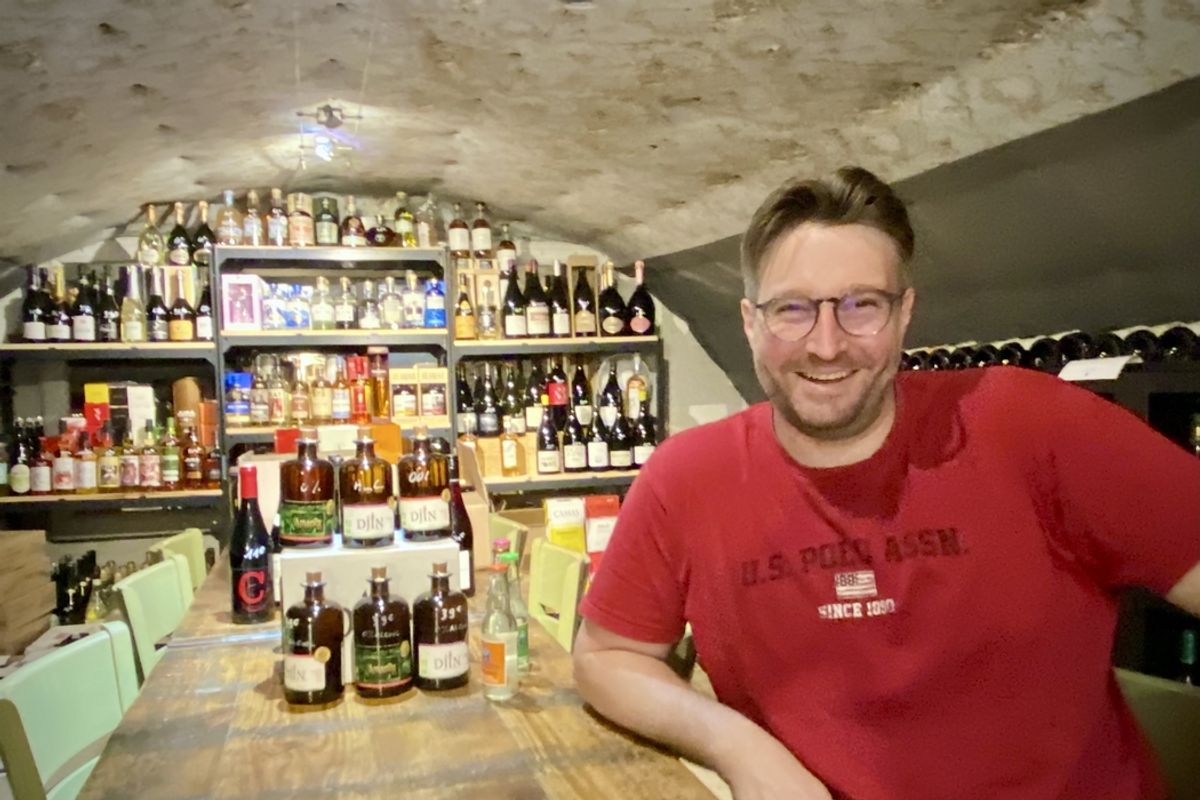 À Donzenac en Corrèze, la cave à vins et restaurant L’Ardoise fut-ée ...