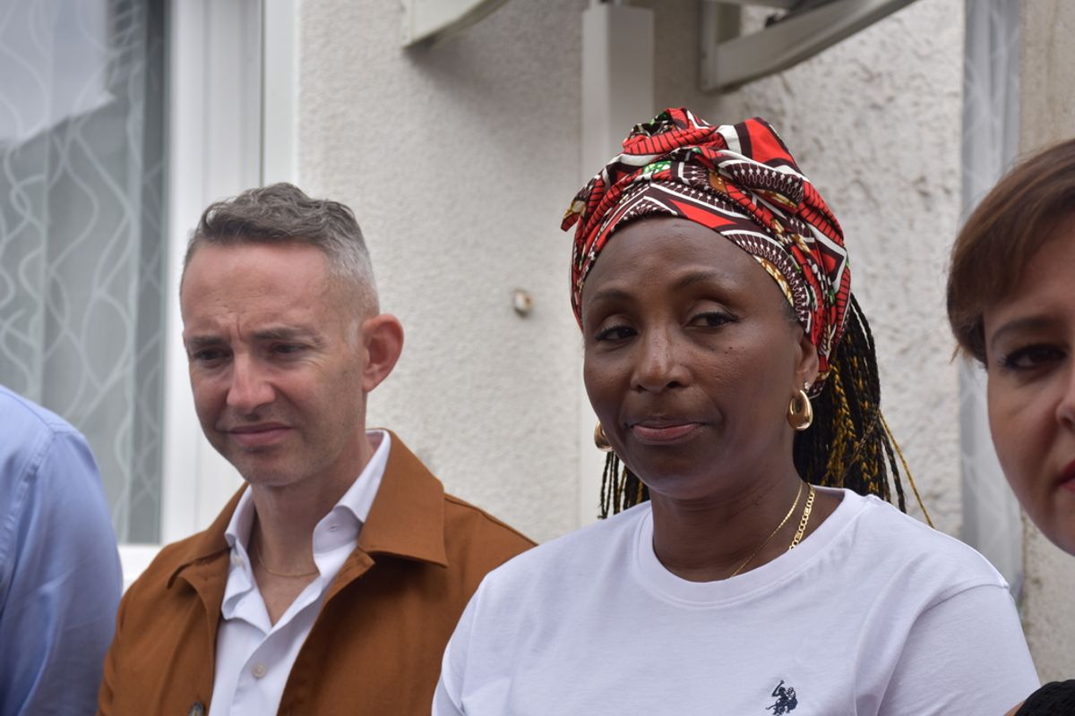 Après l'épisode "Va à la niche", la voisine de Divine Kinkela porte ...