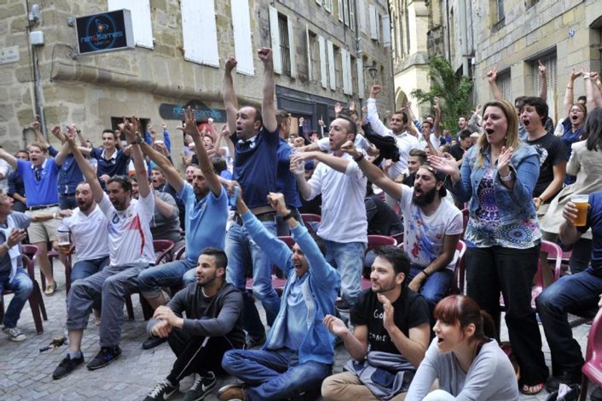 À Brive, le Watson est devenu le nid à supporters de Bleus heureux - La ...