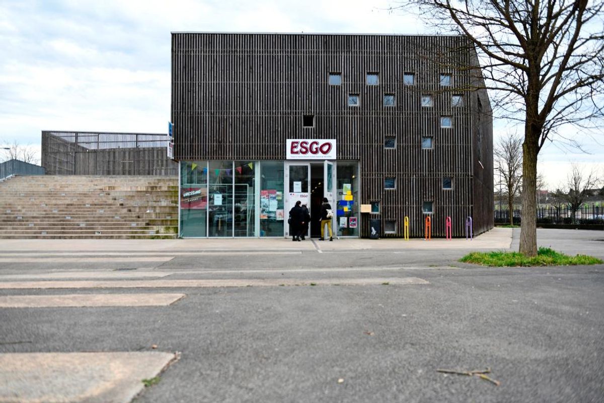 Menacée de mort par son père, elle se réfugie dans un centre social ...