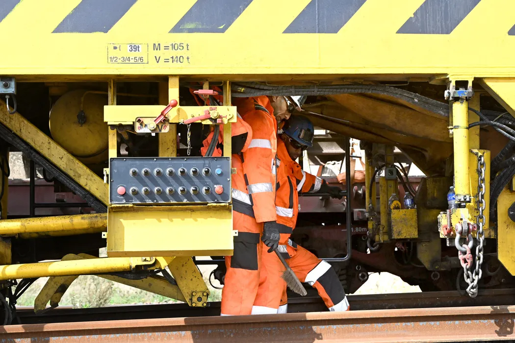 Sur la ligne de trains Paris-Orléans, le plus gros chantier de l'année pour la SNCF avance, rail ...
