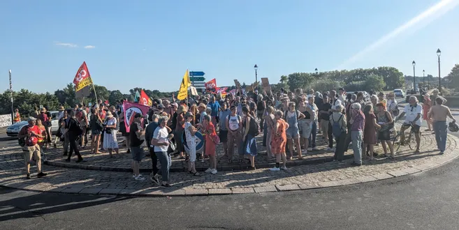 Près de trois cents manifestants contre le spectacle Murmures de la ...