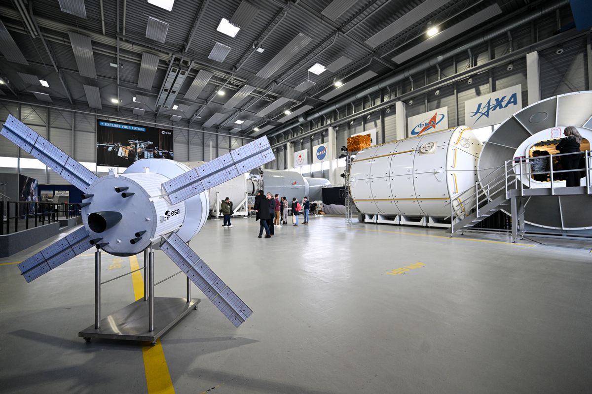 Piscine géante, réplique de l'ISS : dans les coulisses de l’ESA, où les ...