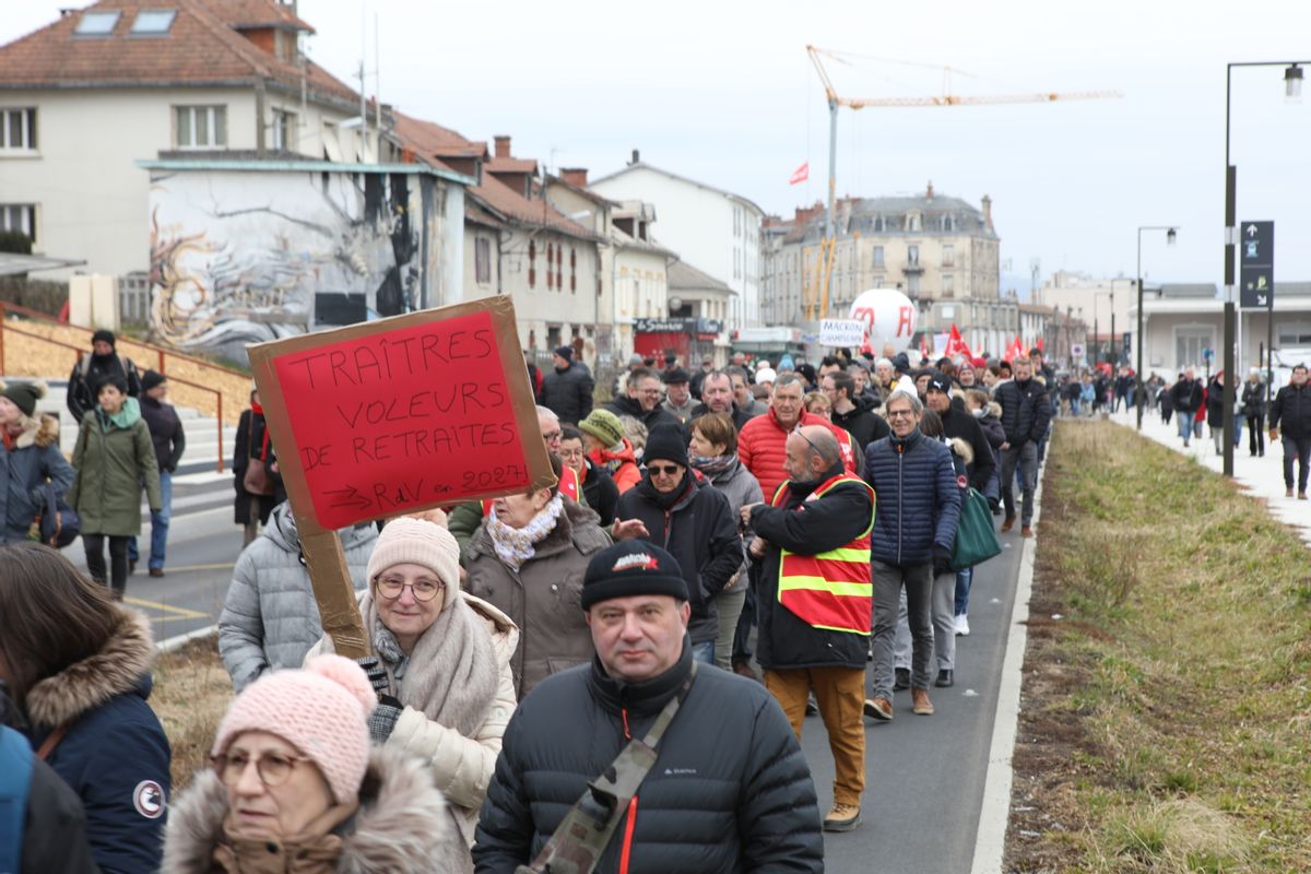 Les premières images de la forte mobilisation à Aurillac contre la ...