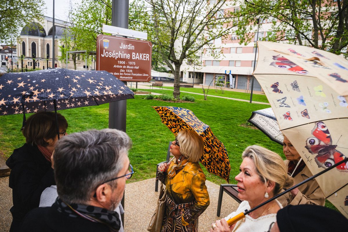 L'espace au pied des tours du quartier de la Verrerie à Montluçon porte ...