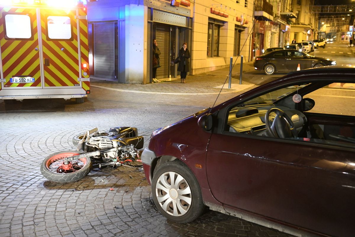 Un blessé grave dans un accident entre une voiture et une petite moto à ...