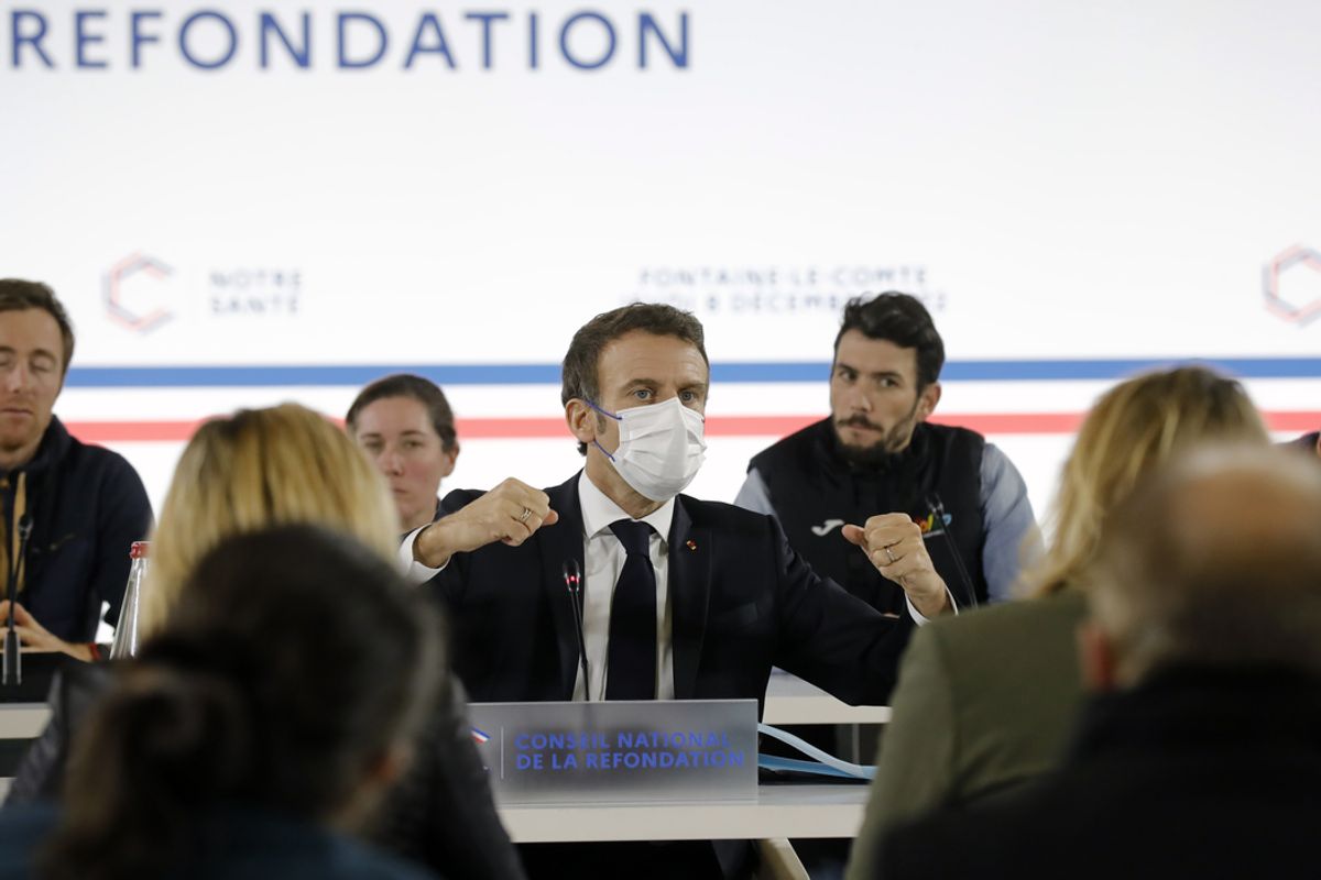 Covid-19 : Macron remet un masque et appelle à "reprendre des habitudes ...
