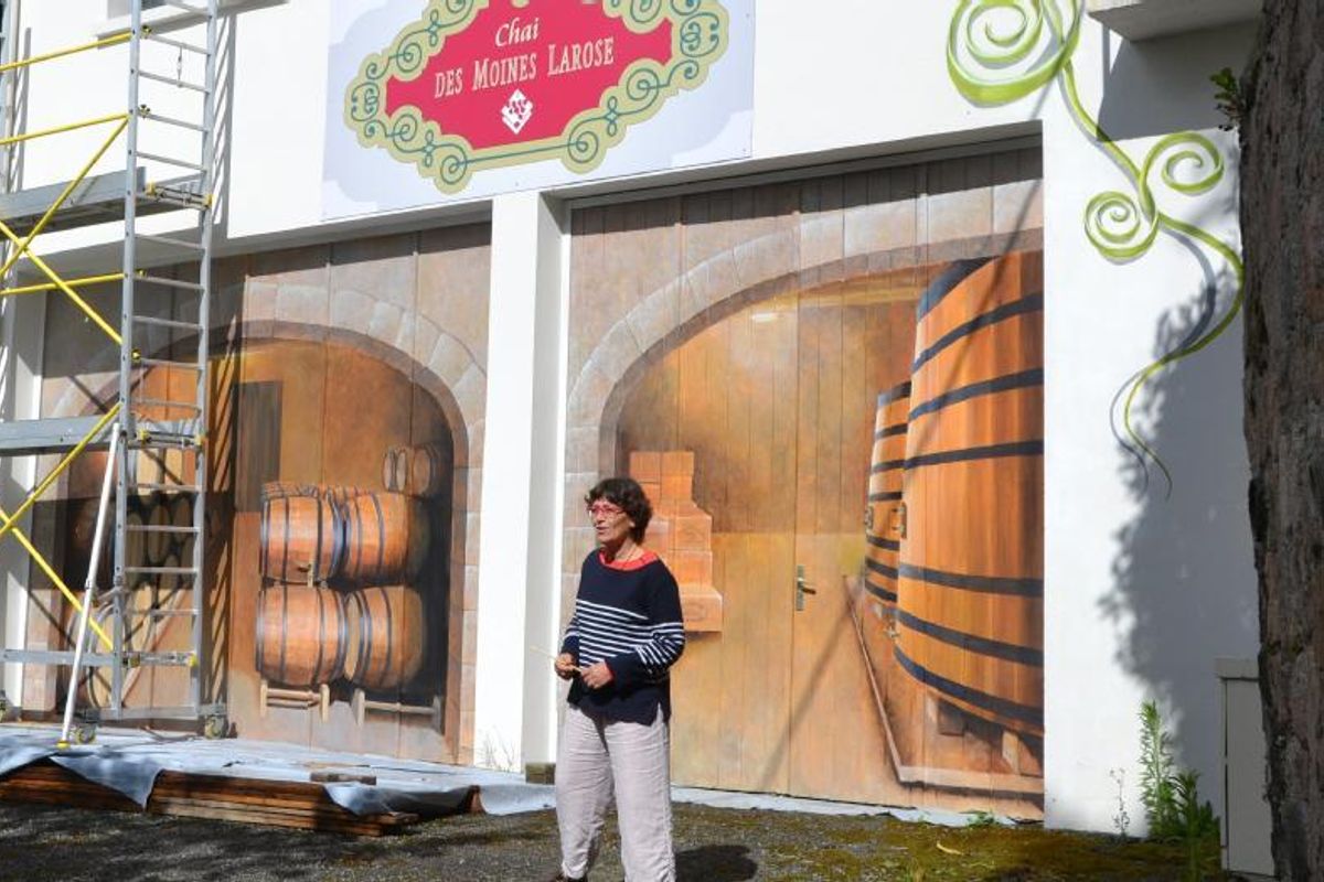L’artiste Anne Devaux achève son travail sur le chai des moines Larose ...