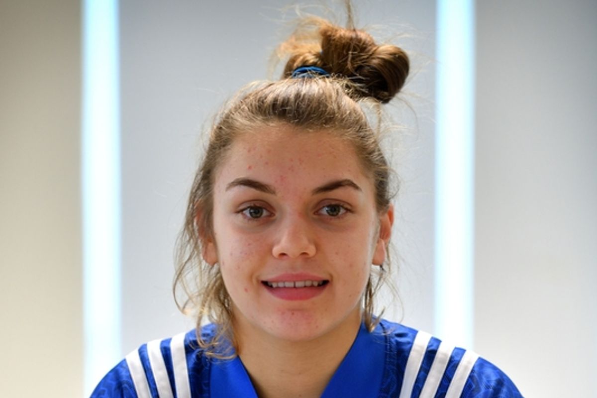 Emma Coudert, jeune et Bleue - La Montagne