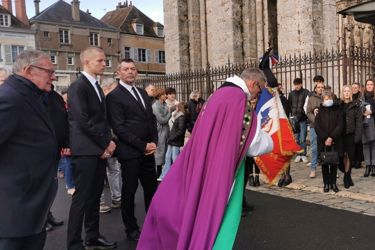Des centaines de personnes pour rendre un dernier hommage à Jacky ...